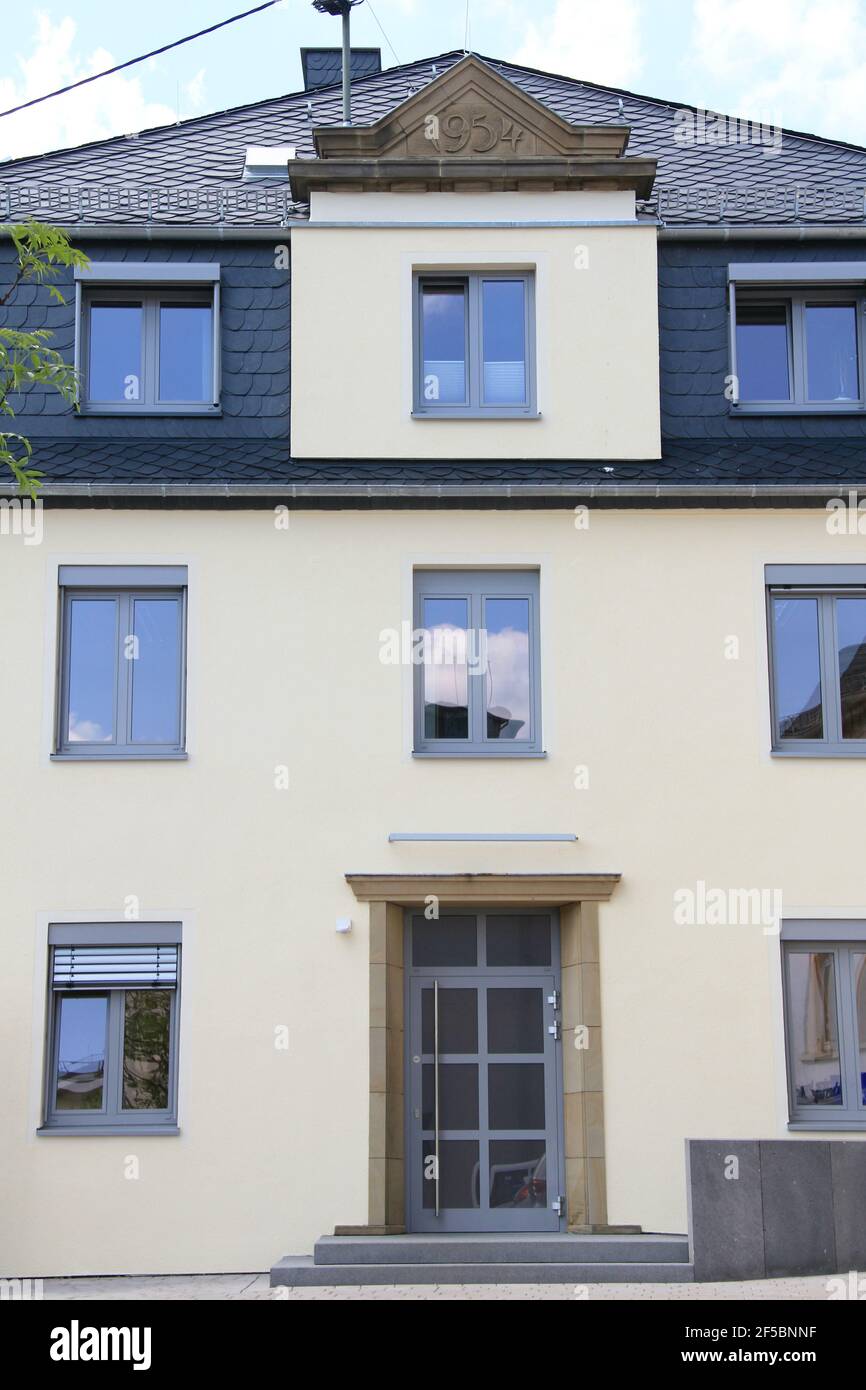 Gray windows hi-res stock photography and images - Alamy