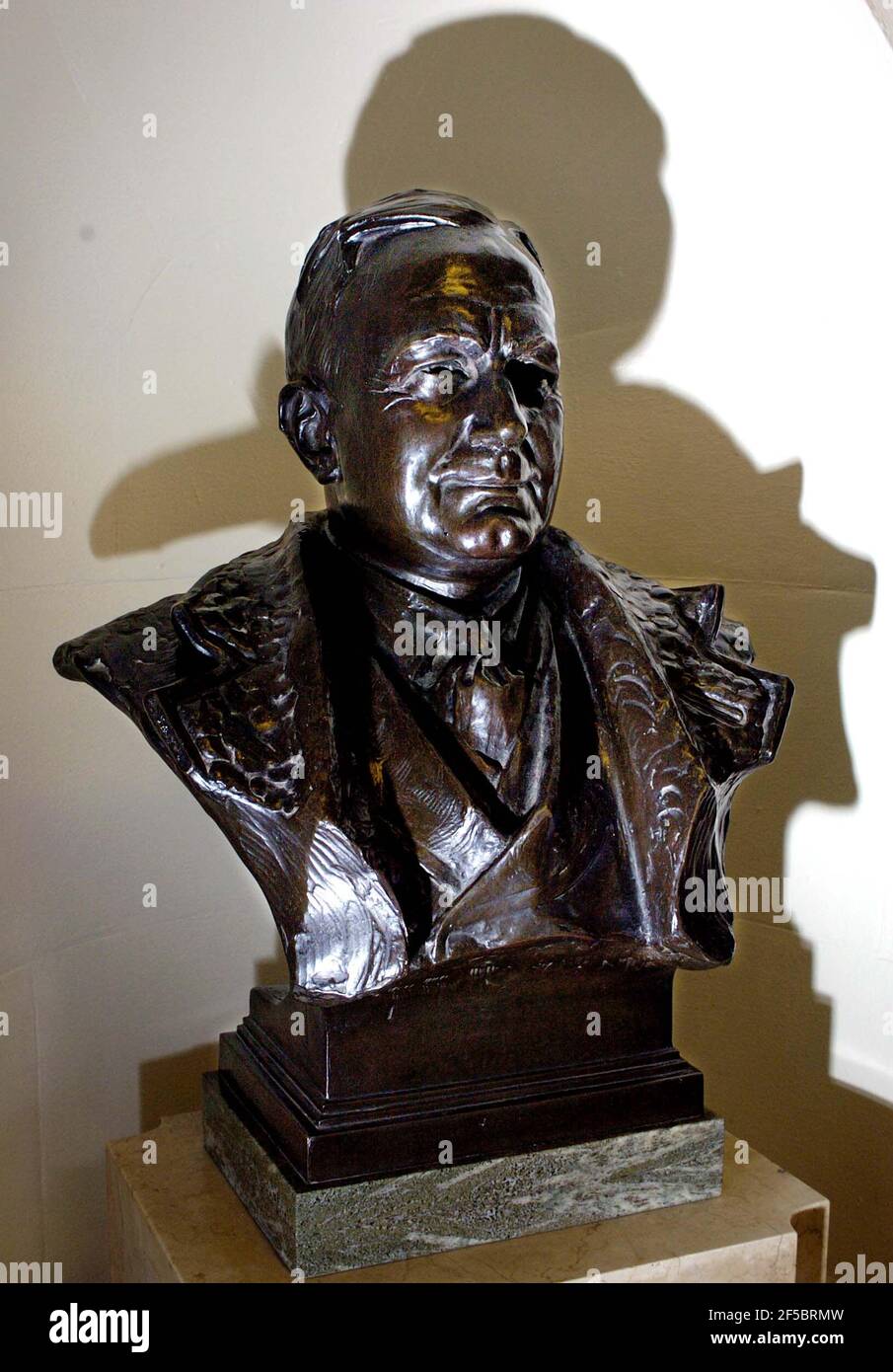 BUST OF HERBERT CHAPMAN AT ARSENAL HIGHBURY GROUND 21/5/2004 PICTURE ...