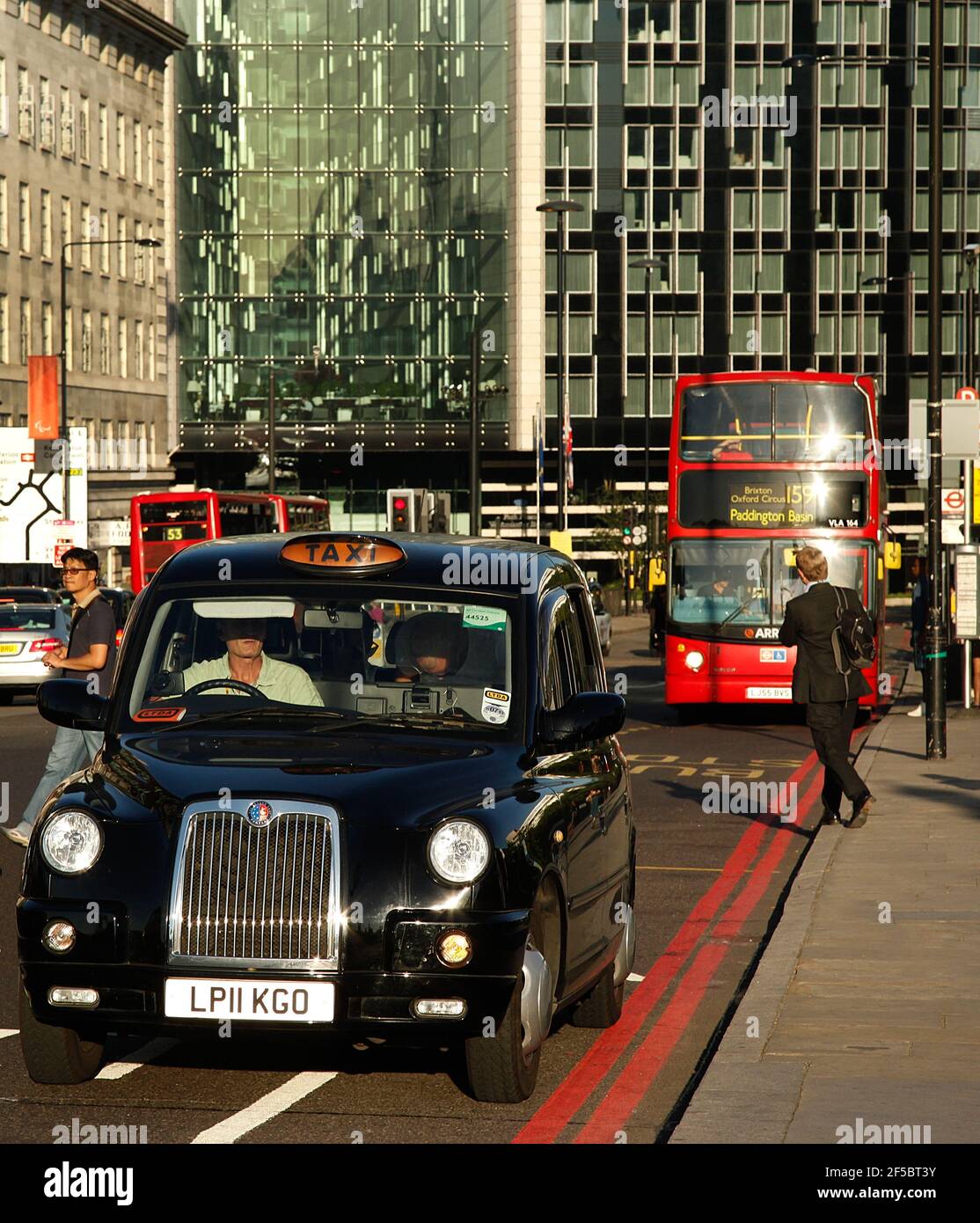 Paddington basin destination bus hi-res stock photography and images ...