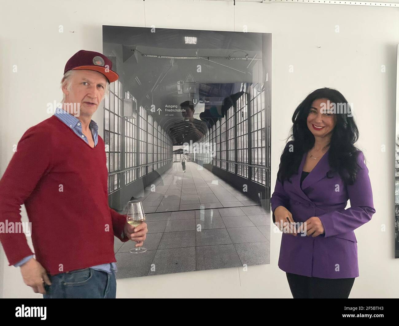 Guido Schulz und Nissi Roloff-Ok bei der Vernissage der ...