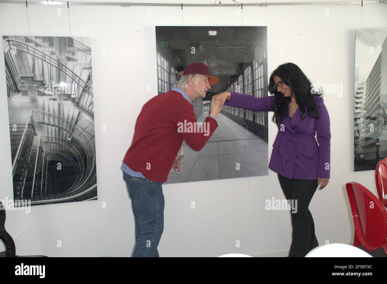 Guido Schulz und Nissi Roloff-Ok bei der Vernissage der ...