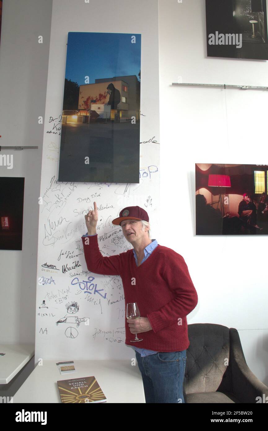 Guido Schulz und Nissi Roloff-Ok bei der Vernissage der ...