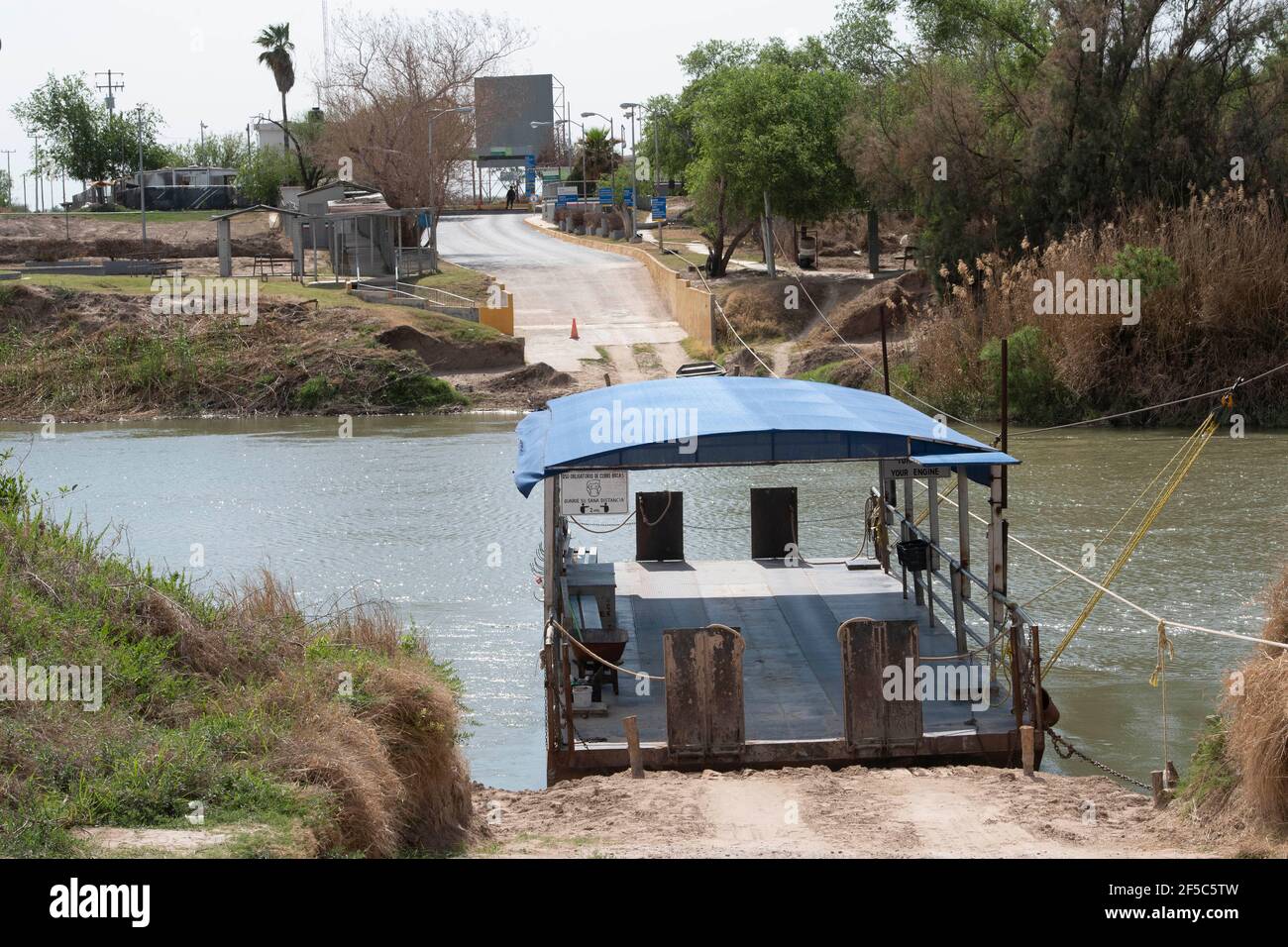 Los Ebanos, Texas, USA, 25th Mar, 2021. The hand-drawn ferry on the Rio ...