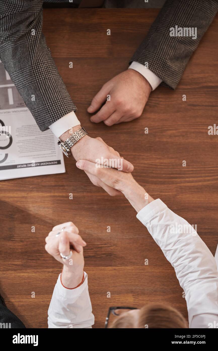 Women handshake restaurant hi-res stock photography and images - Alamy