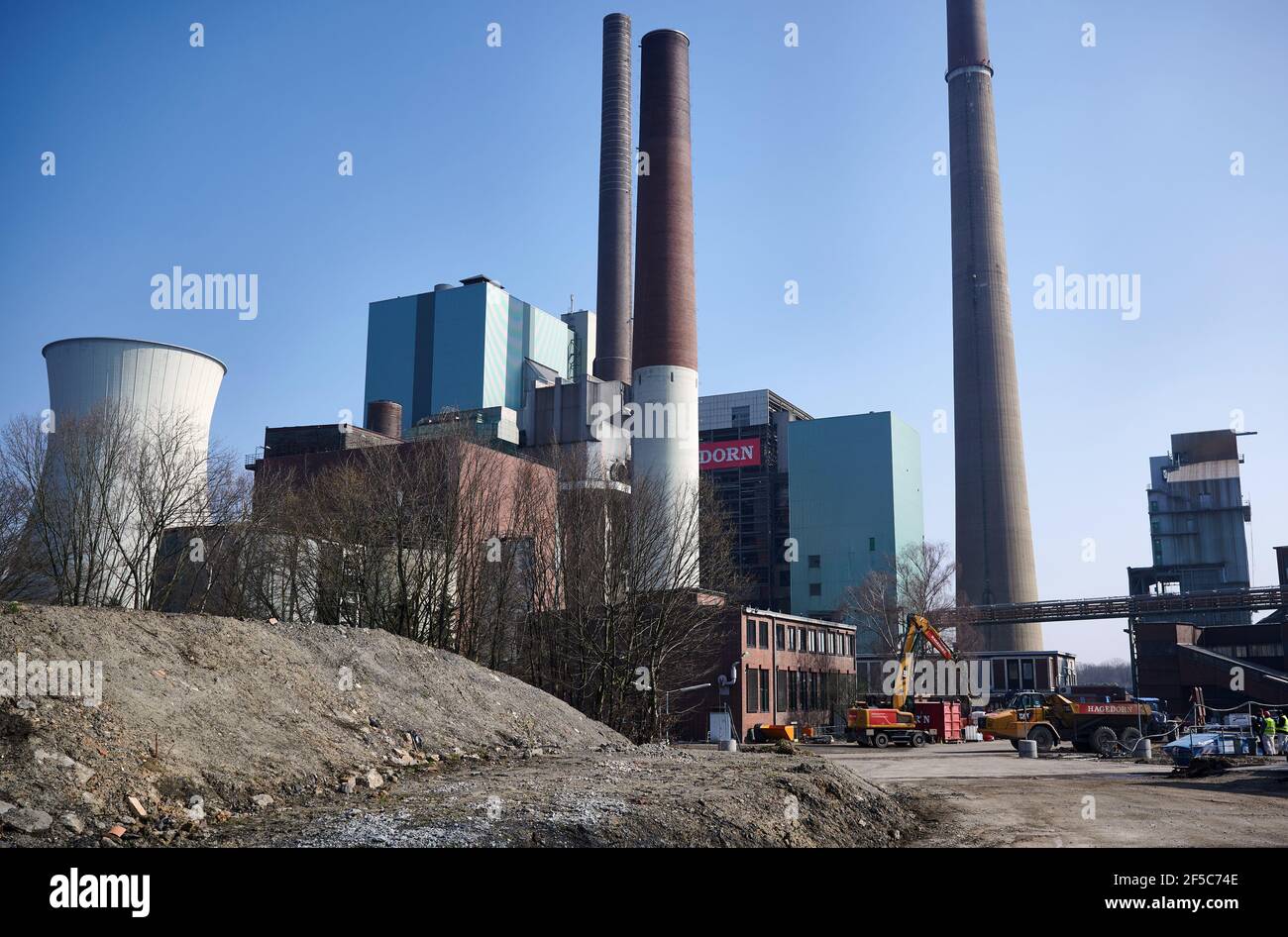 24 March 2021, North Rhine-Westphalia, Lünen: The Steag power plant is ...