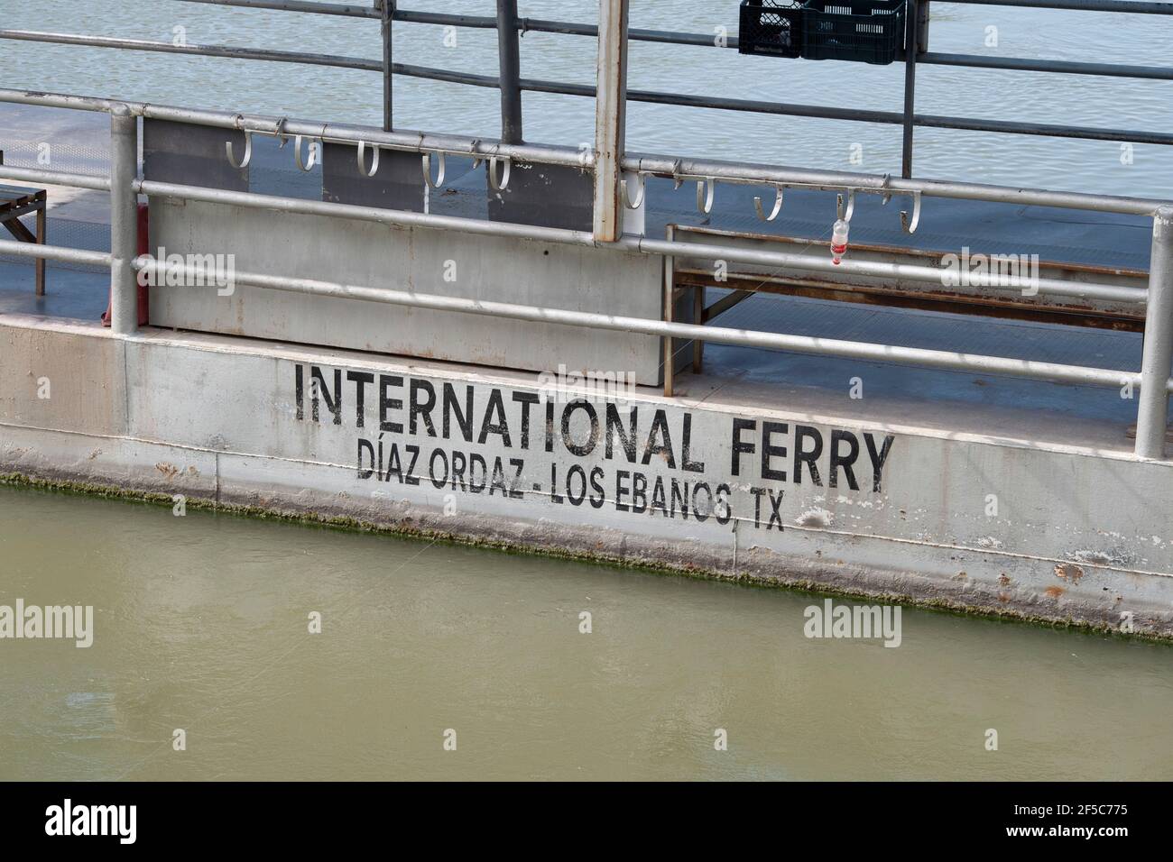 Hand operated ferry crossing river hi-res stock photography and images ...