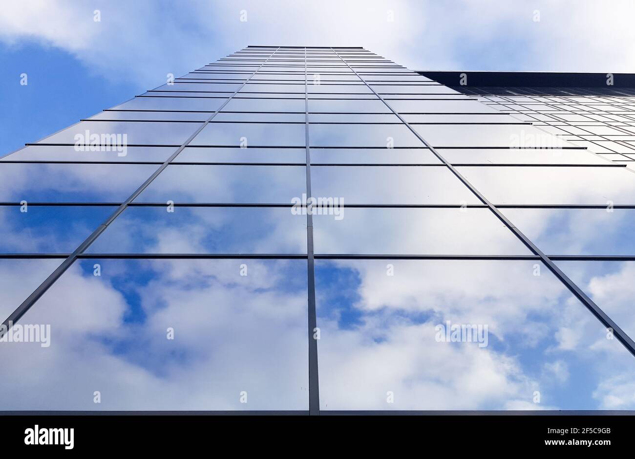 Skyscraper reflection hi-res stock photography and images - Alamy