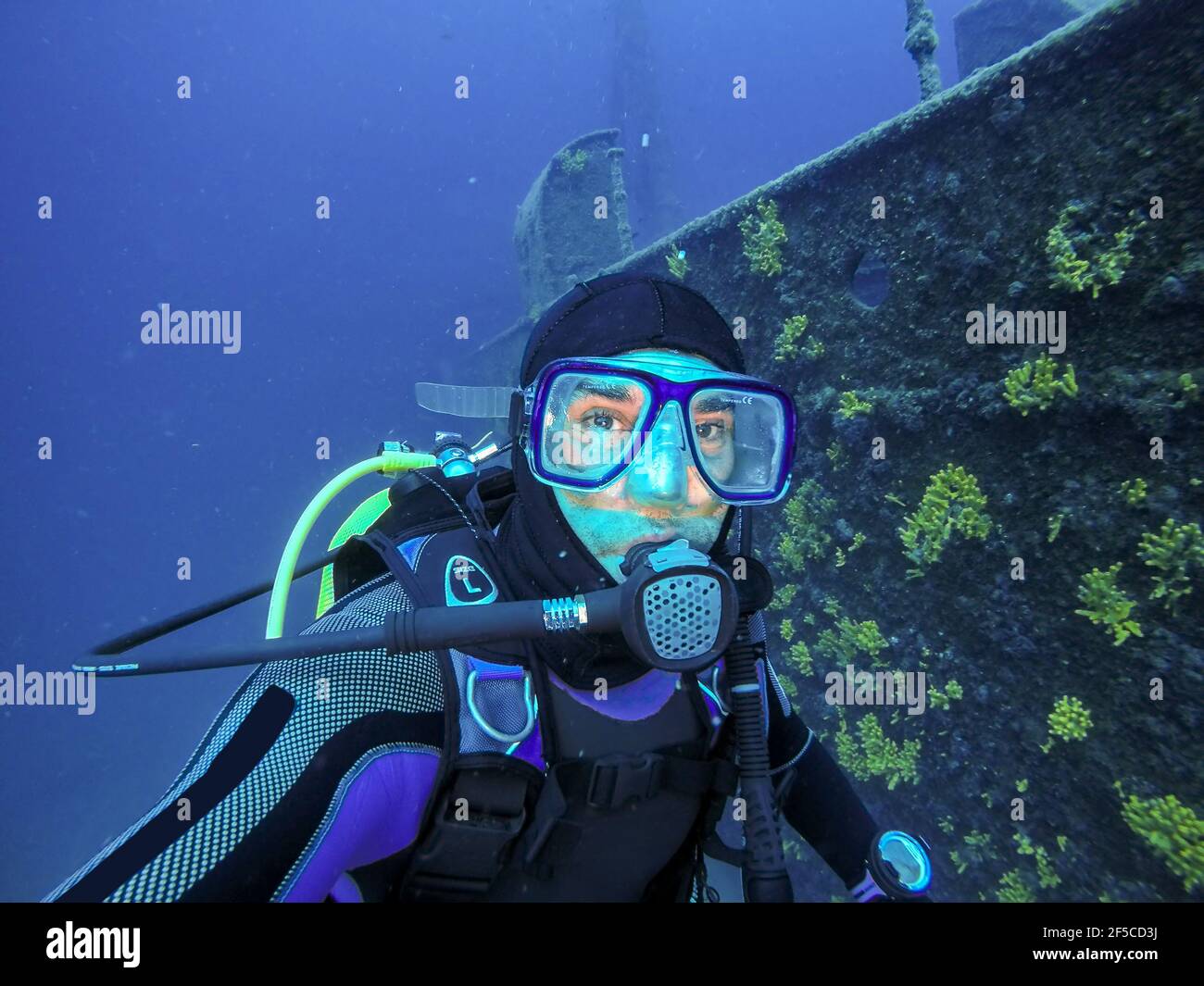 Diving suit old hi-res stock photography and images - Alamy