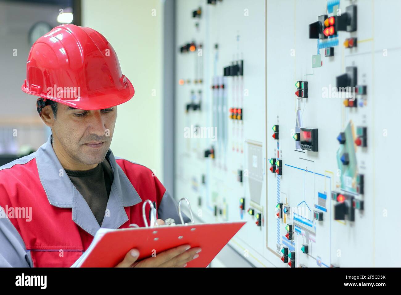 Electrical engineer hi-res stock photography and images - Alamy