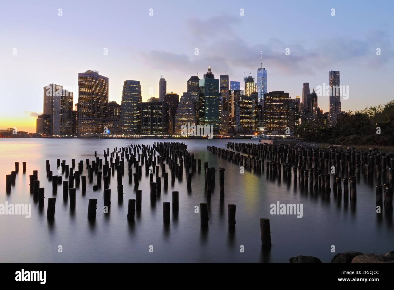 Brooklyn bridge park poles view hi-res stock photography and images - Alamy