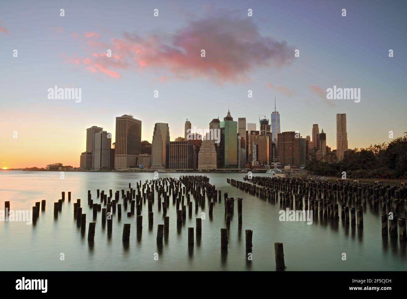 Brooklyn bridge park poles view hi-res stock photography and images - Alamy
