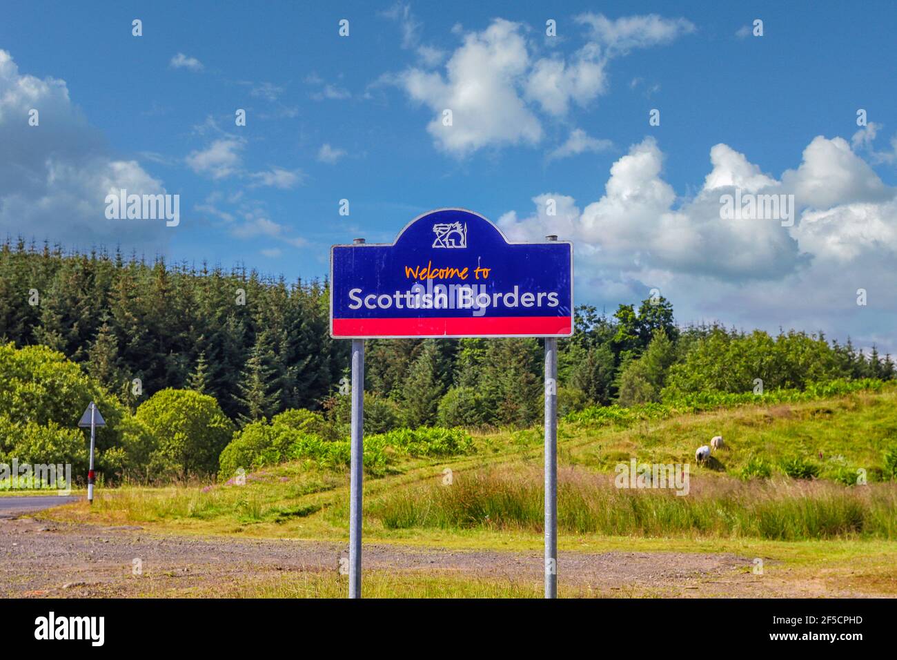 Welcome scotland road sign scotland england hi-res stock photography ...