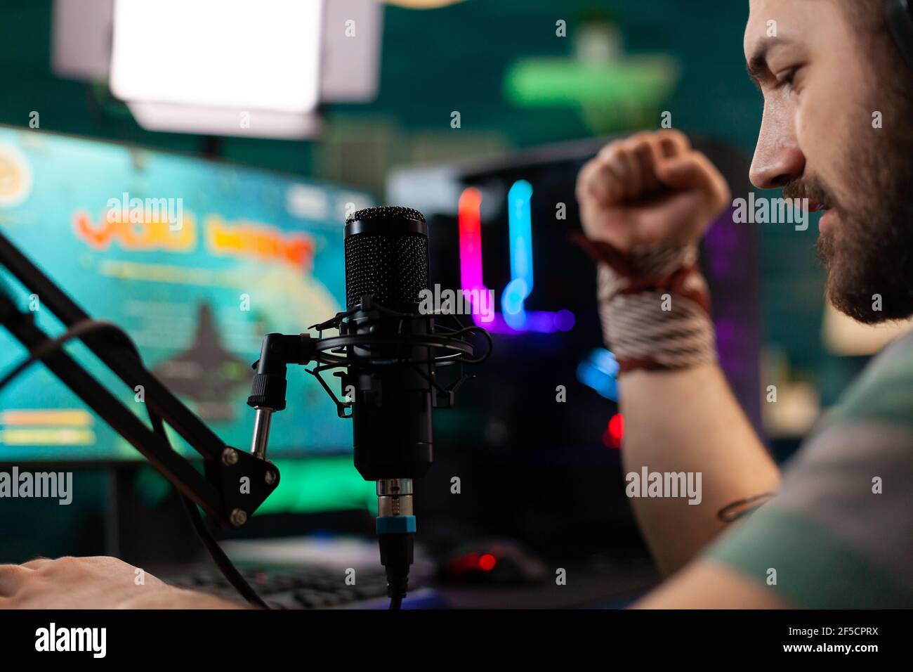 Streamer pc hi-res stock photography and images - Alamy