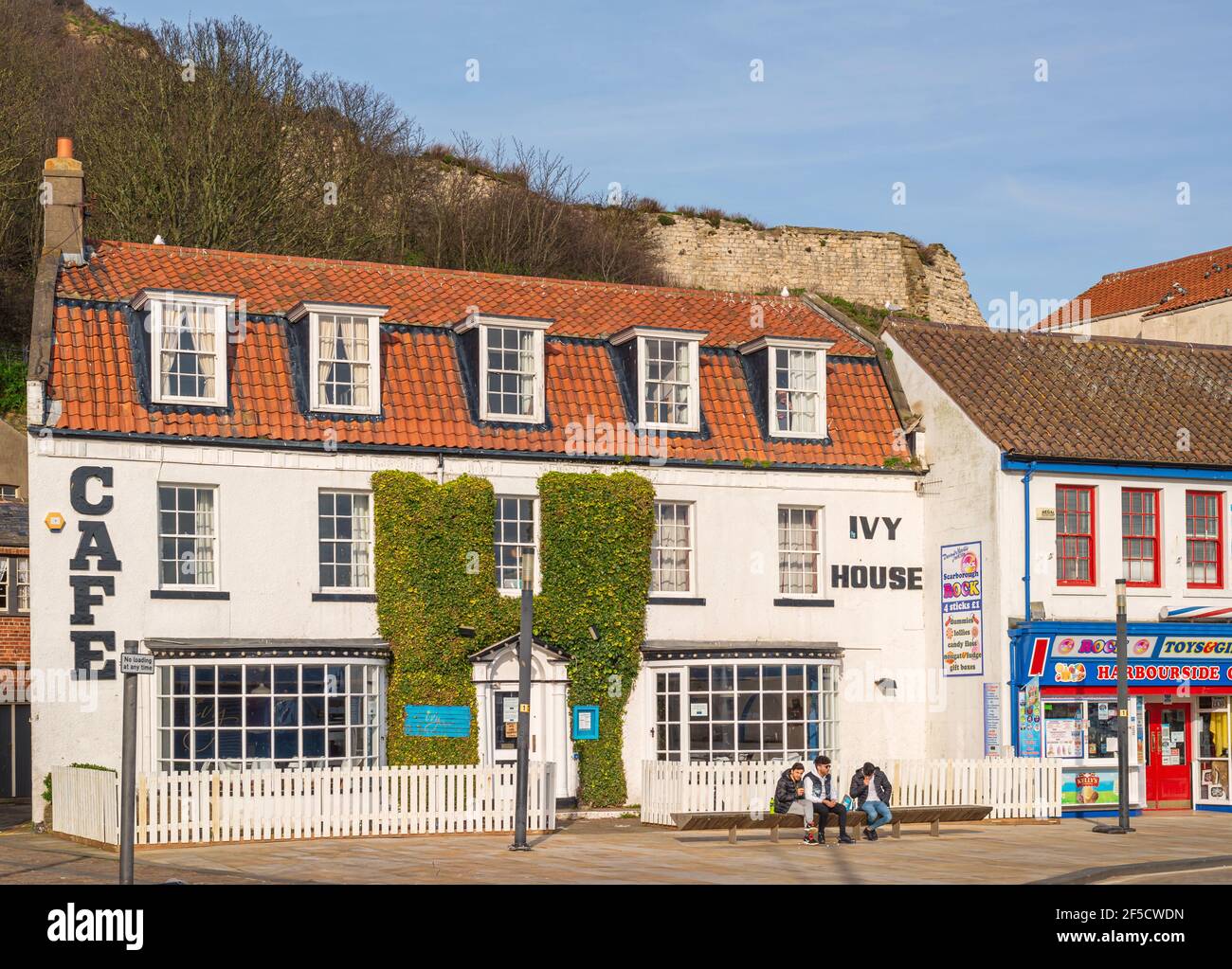 Ivy clad facade hi-res stock photography and images - Alamy