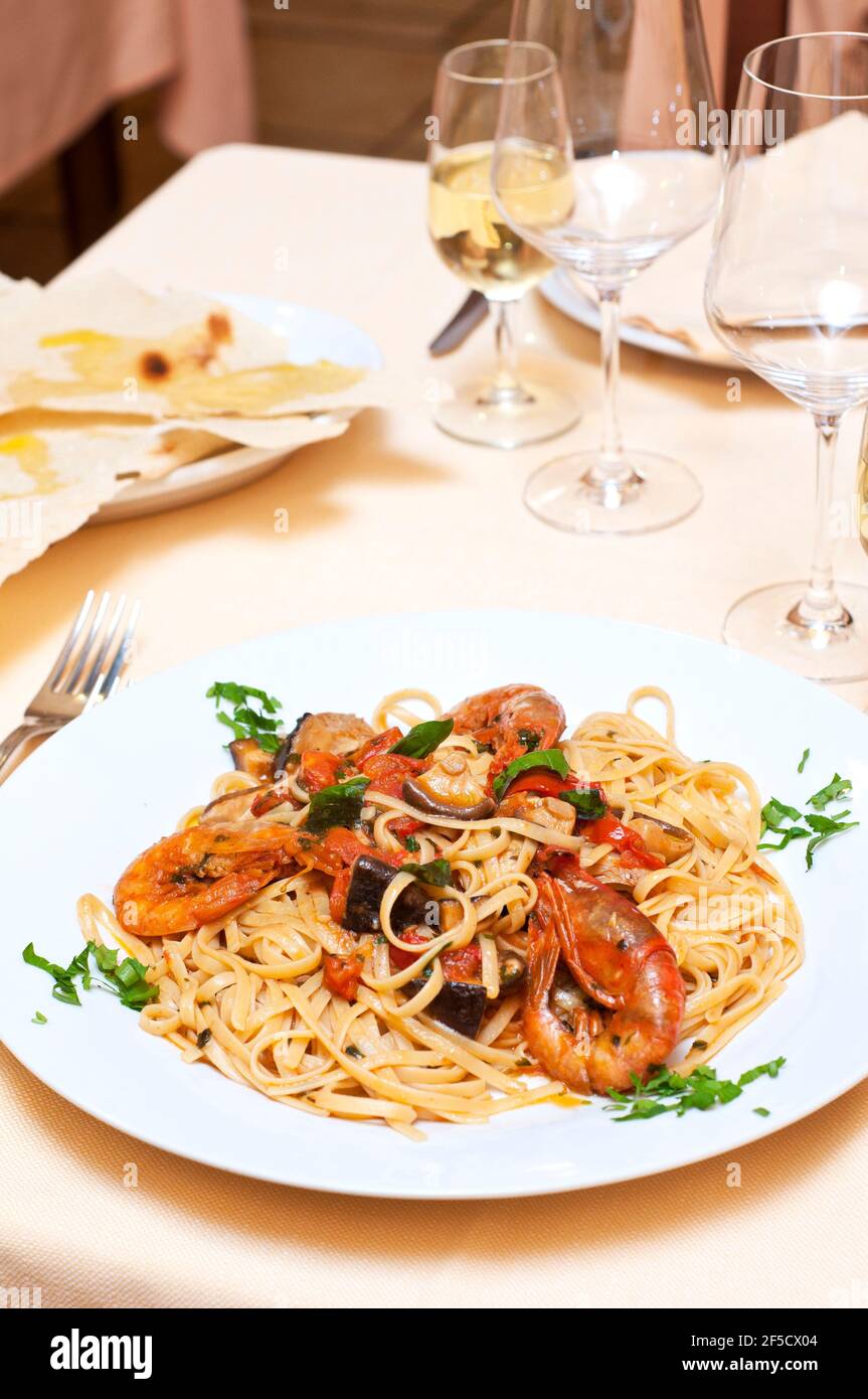 Bavette pasta with shrimp and vegetables Stock Photo - Alamy