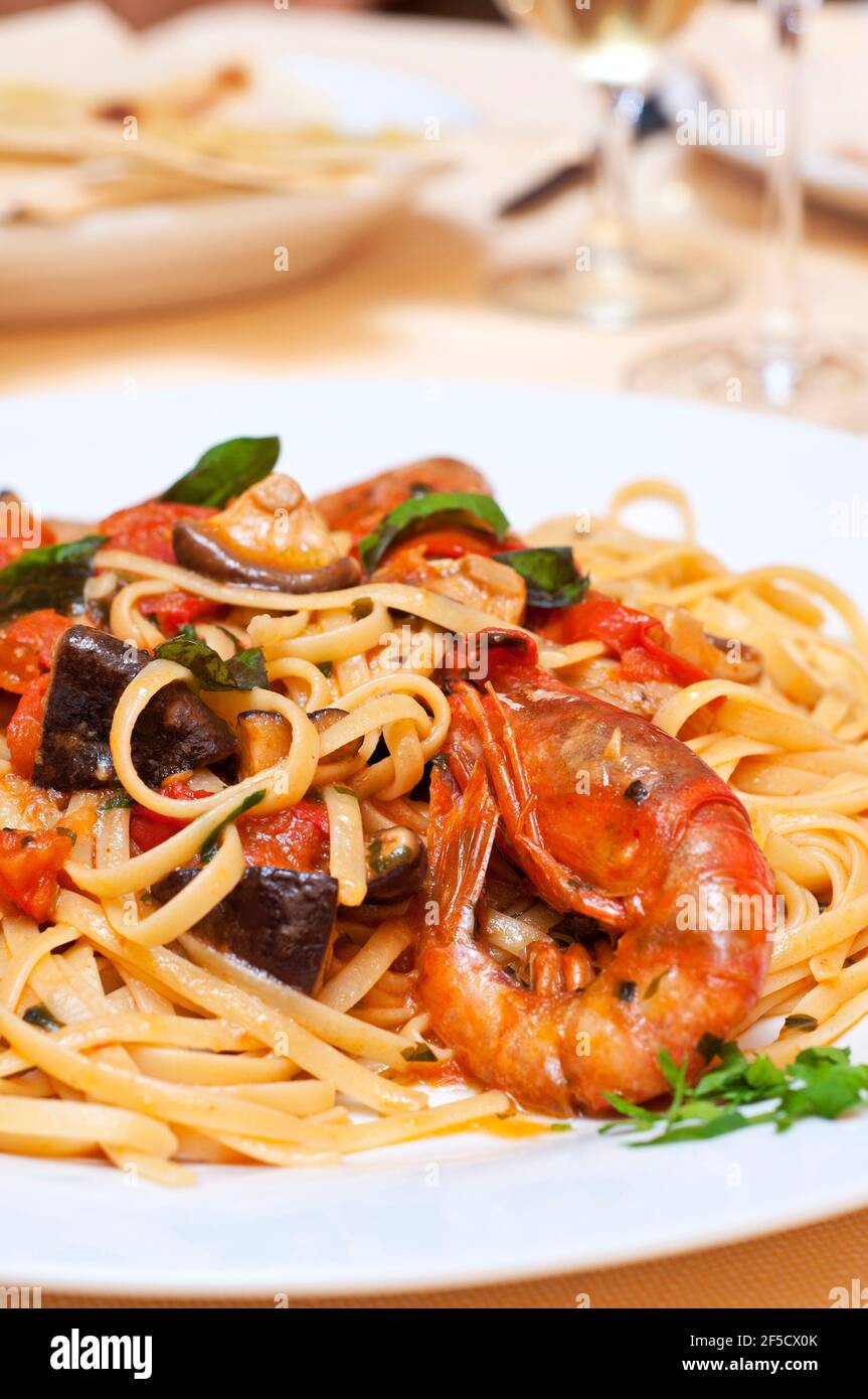 Bavette pasta with shrimp and vegetables Stock Photo - Alamy
