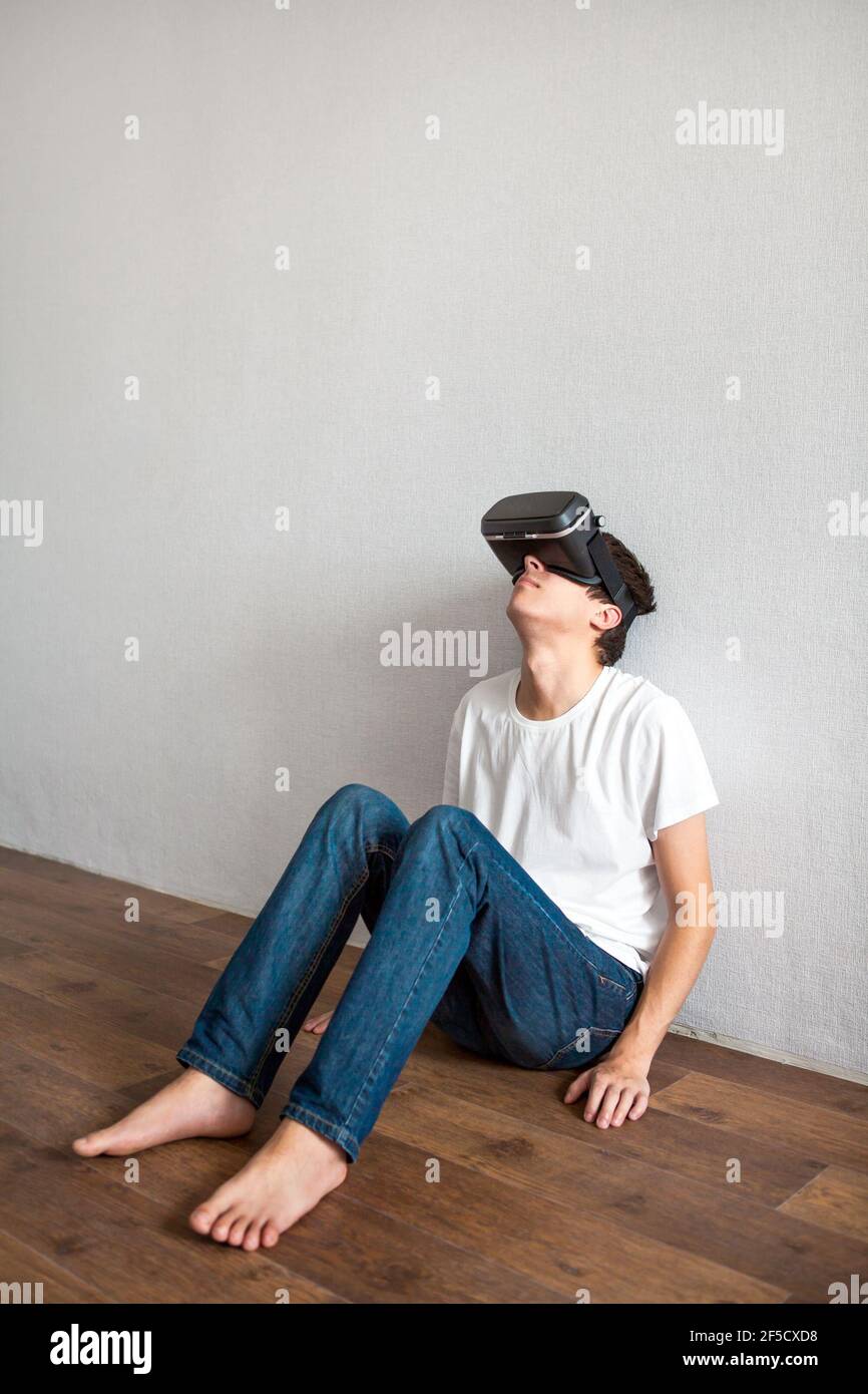 Virtual reality mask hi-res stock photography and images - Alamy