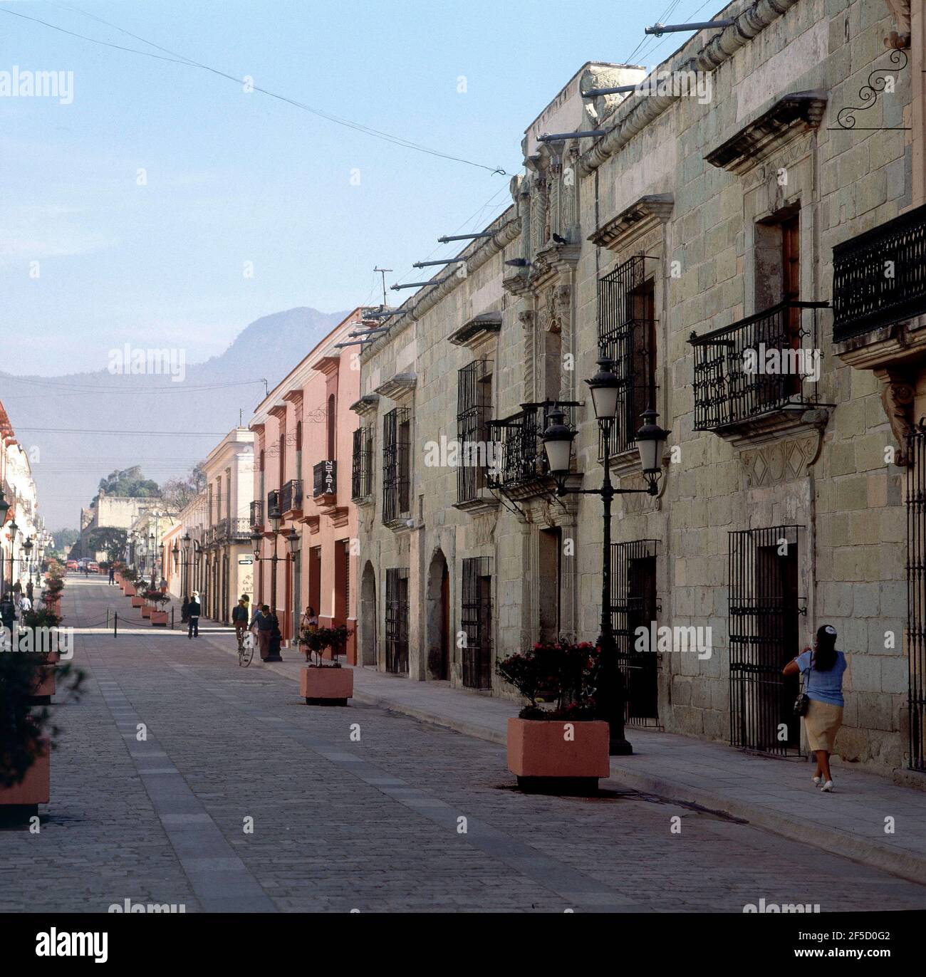 CALLE PEATONAL-CASAS COLONIALES - FOTO AÑOS 90. Location: EXTERIOR ...