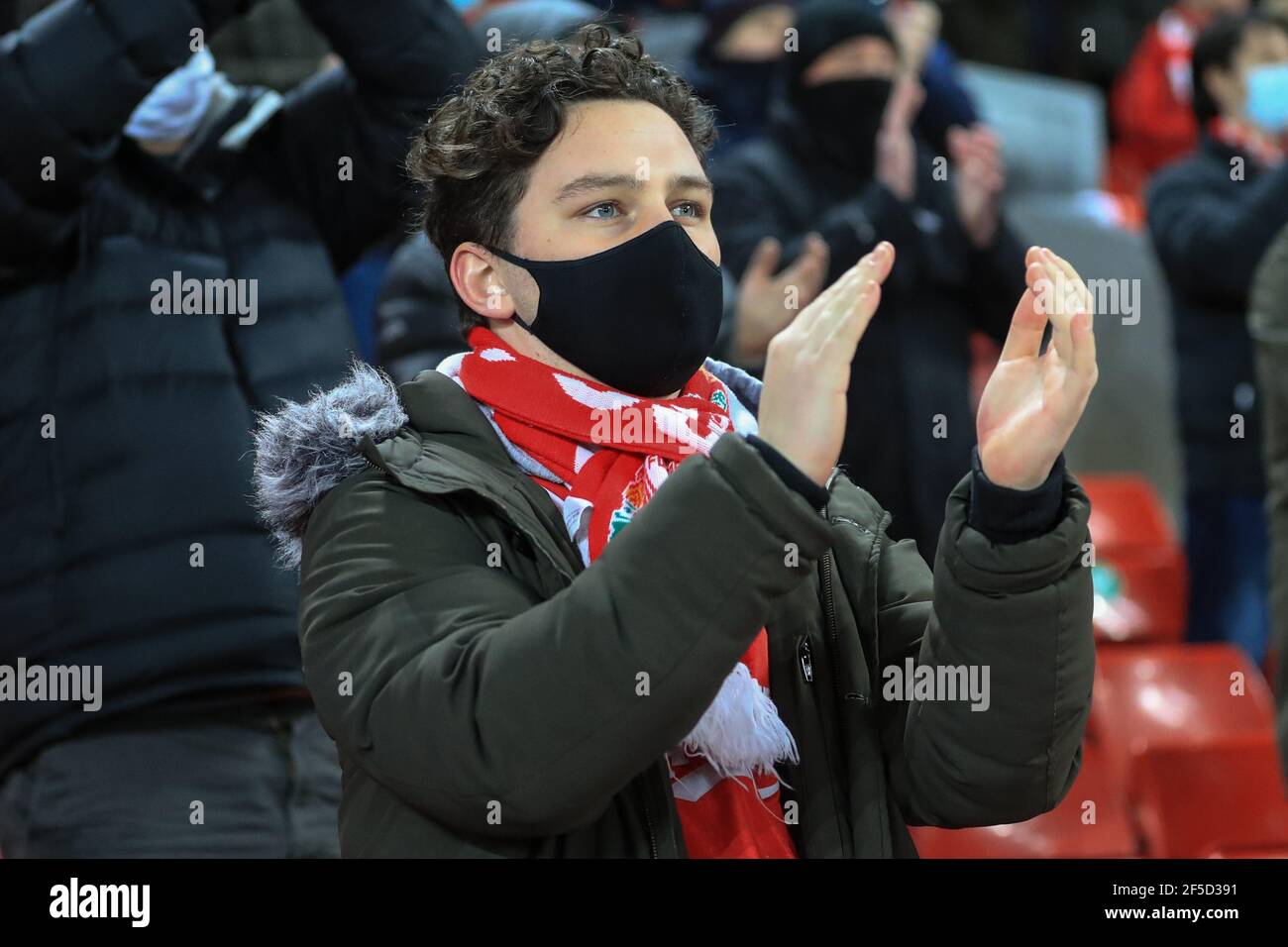 Liverpool fans clap just before kick-off Stock Photo - Alamy