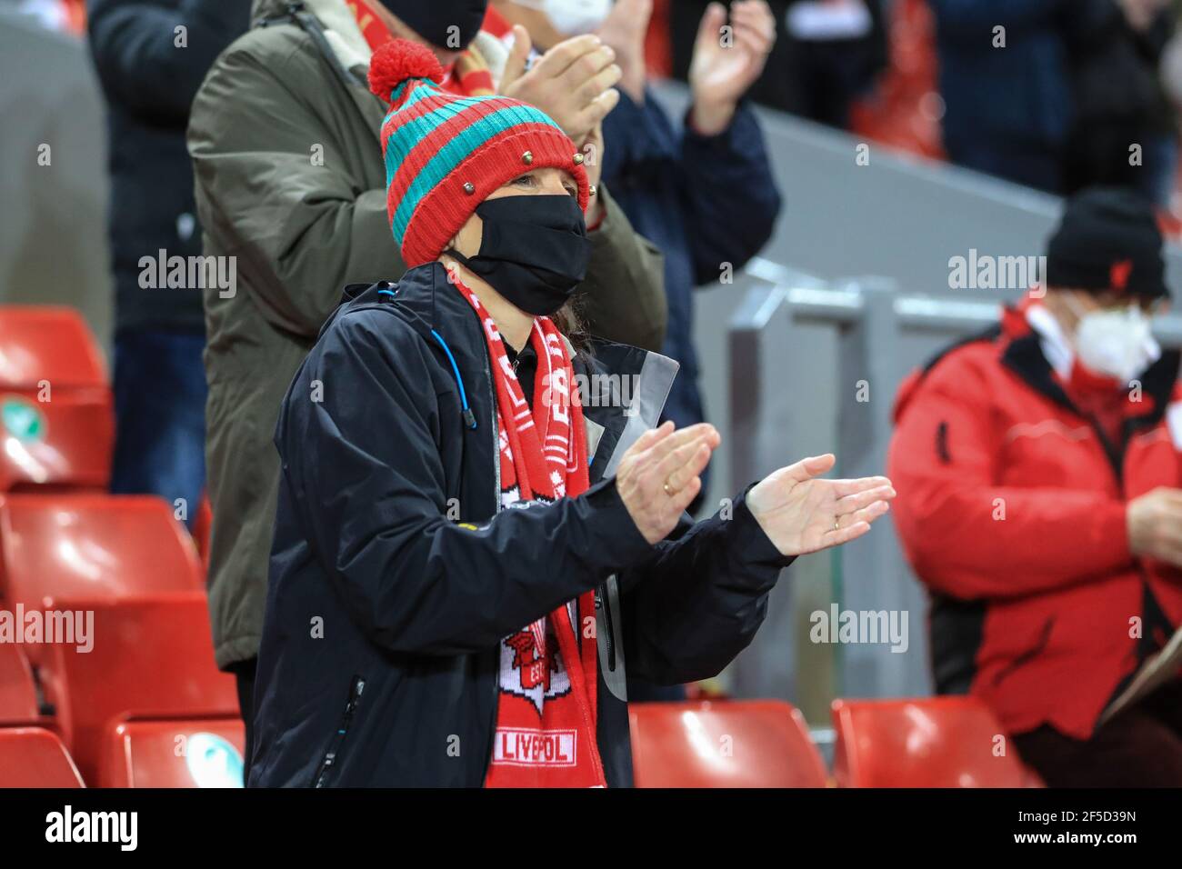 Liverpool fans clap just before kick-off Stock Photo - Alamy