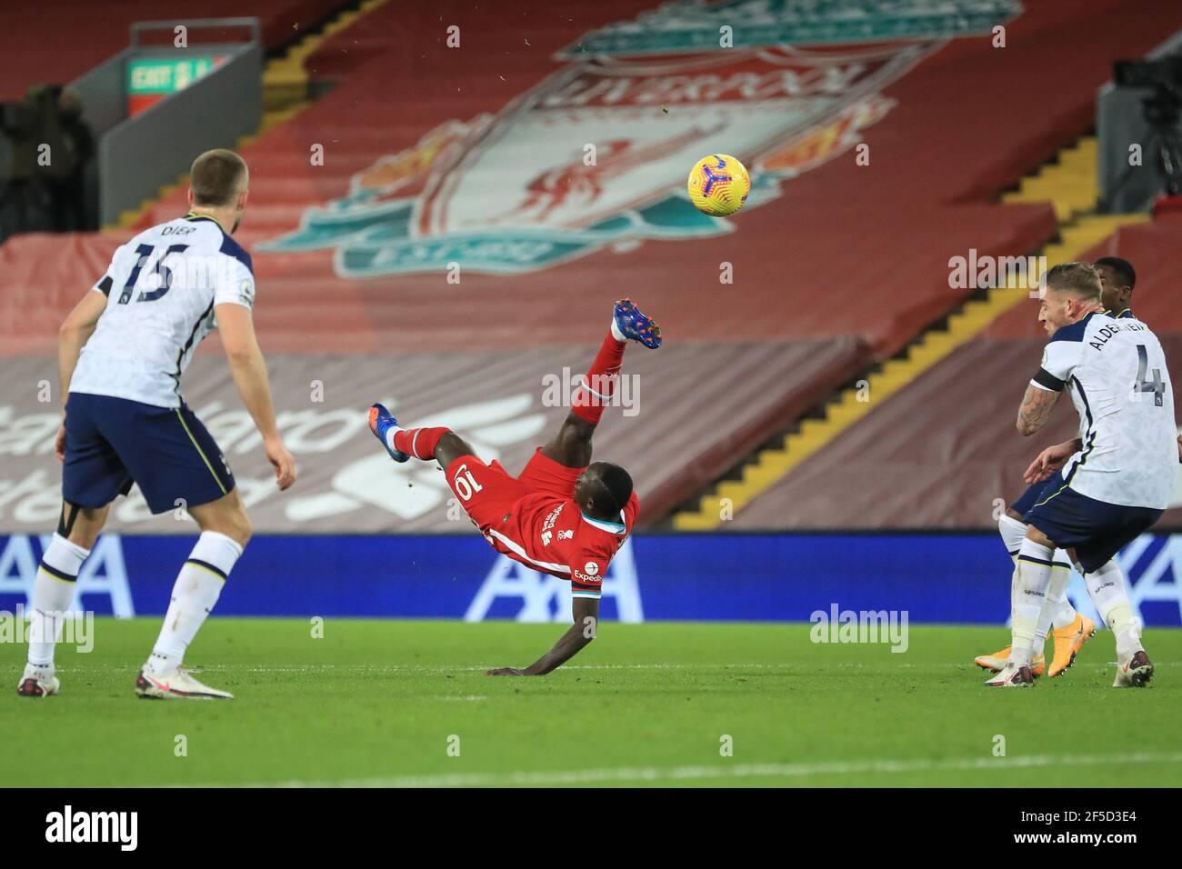 Over head kick hi-res stock photography and images - Alamy