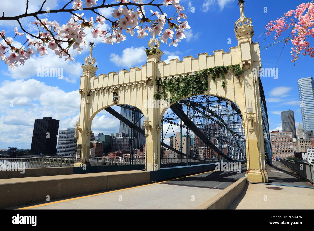 Spring in Pittsburgh city, Pennsylvania. Pittsburgh skyline with cherry ...