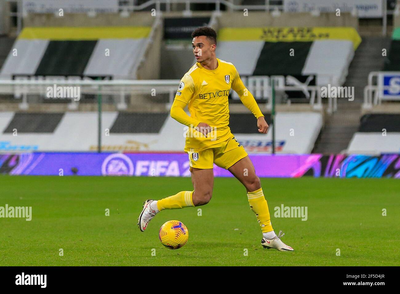 Antonee robinson fulham hi-res stock photography and images - Alamy