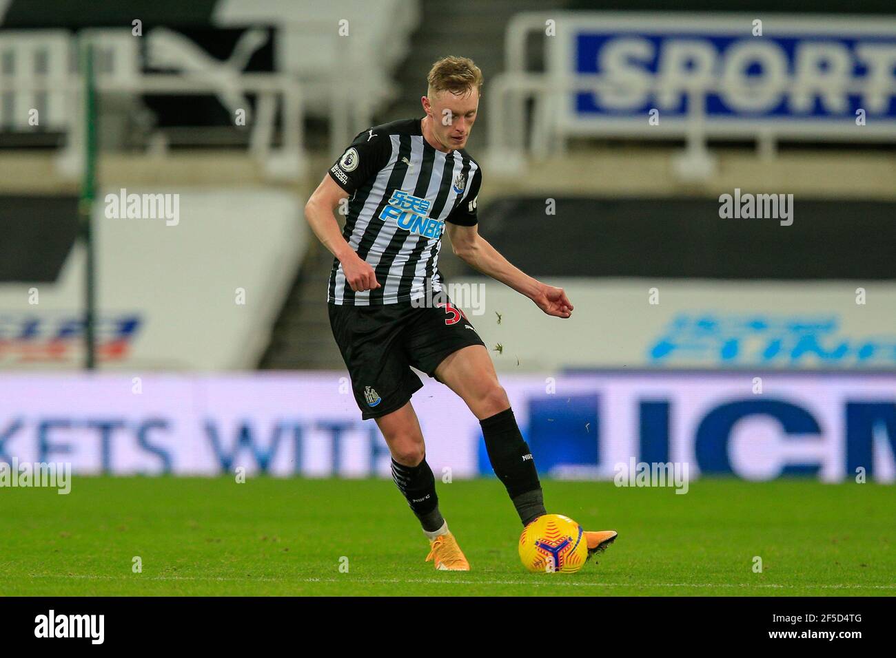 Sean Longstaff #36 of Newcastle United with the ball Stock Photo - Alamy