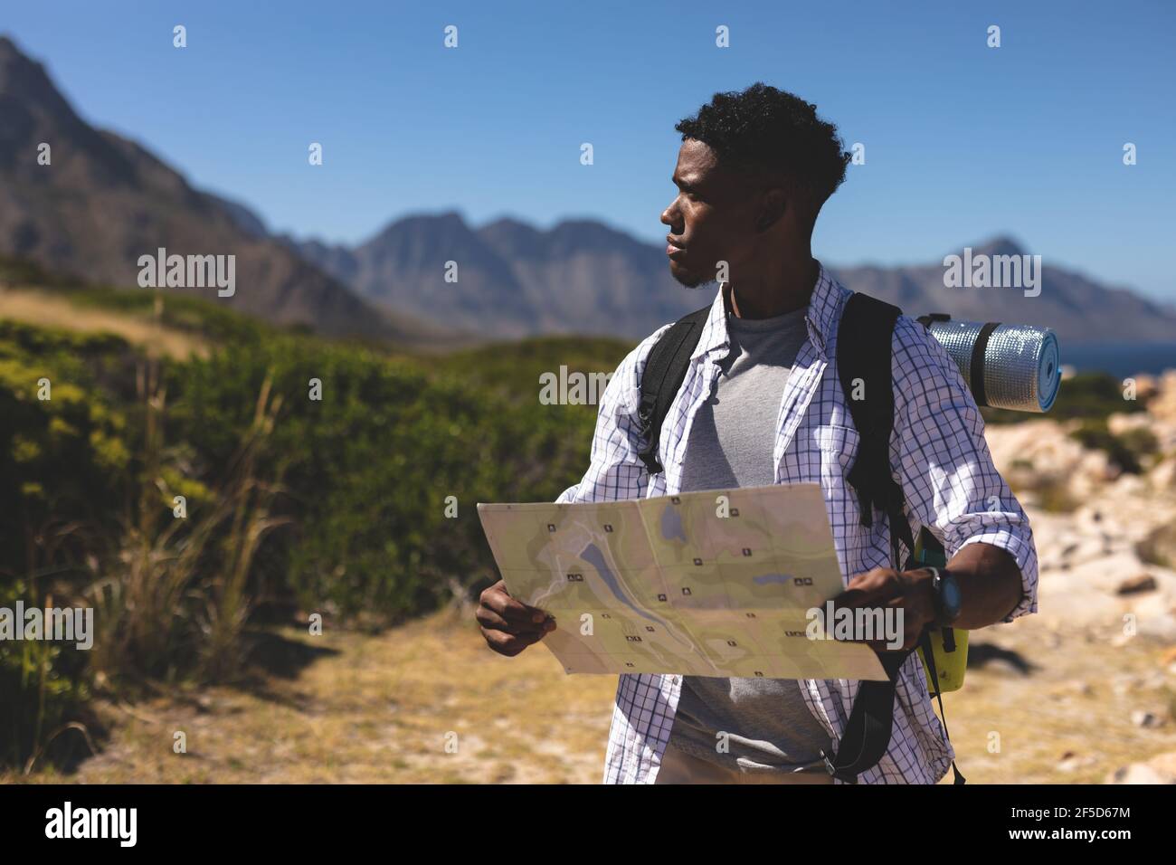Man reading map hi-res stock photography and images - Alamy
