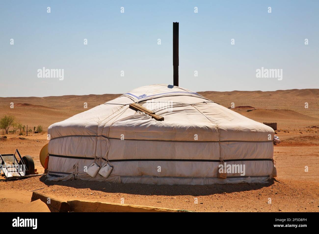 Yurt in desert scenery hi-res stock photography and images - Alamy