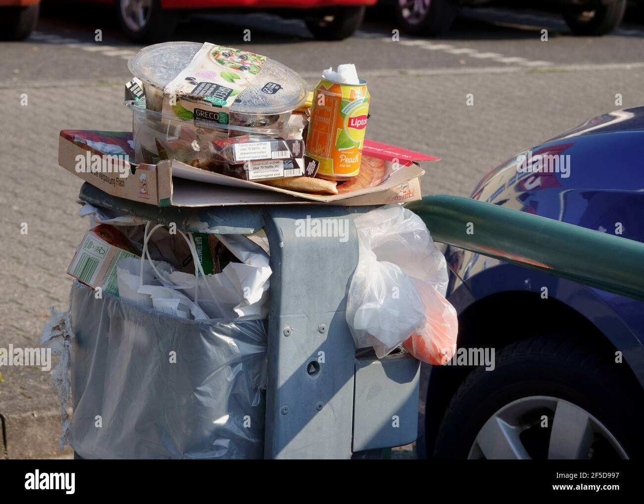 Litter garbage can hi-res stock photography and images - Alamy