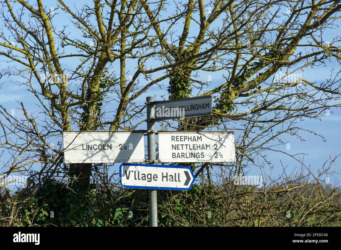 Way signs to places with distances hi-res stock photography and images ...