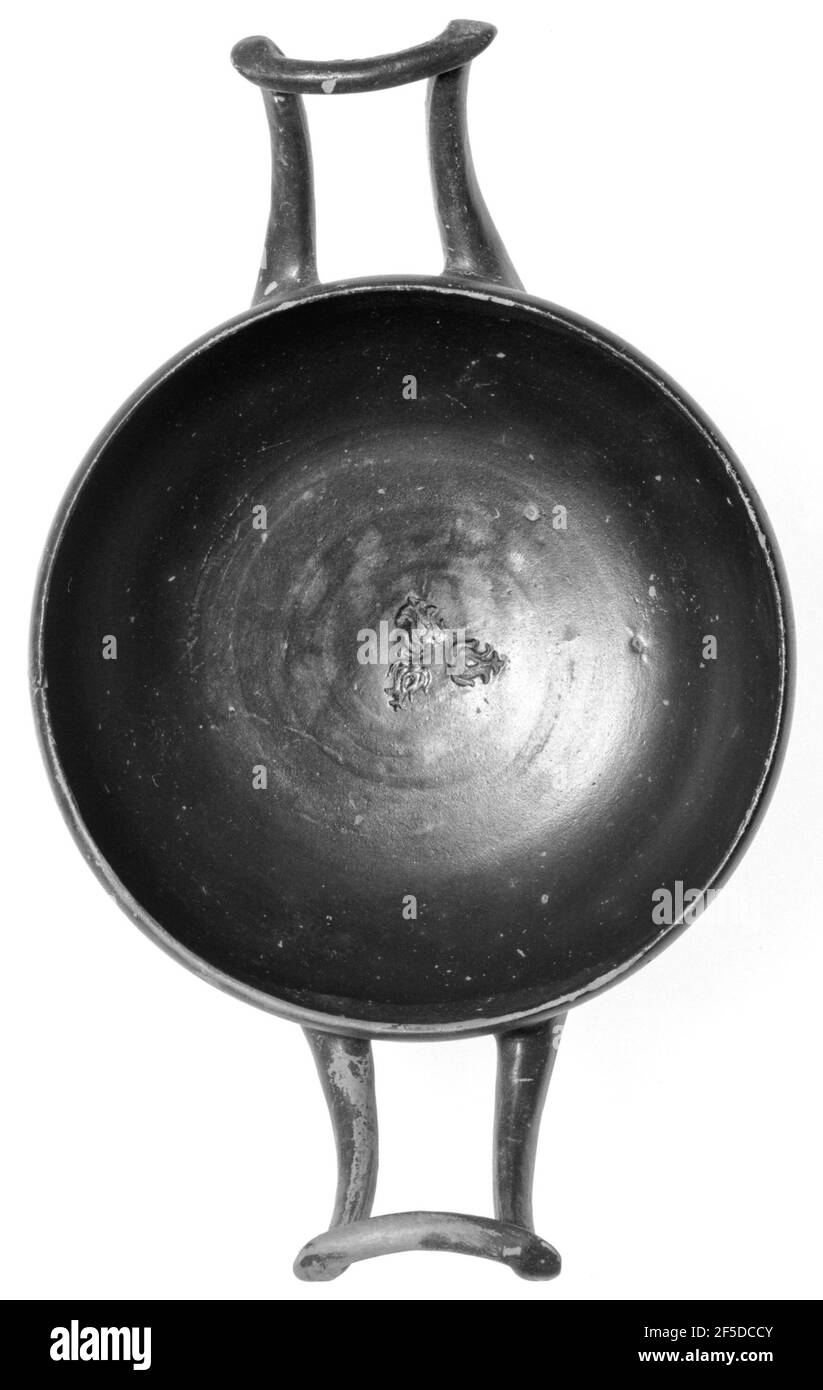 Campanian black glaze kylix hi-res stock photography and images - Alamy