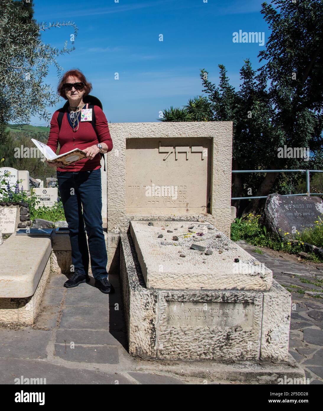 Grave of famed Israeli poet, Rachel Stock Photo - Alamy