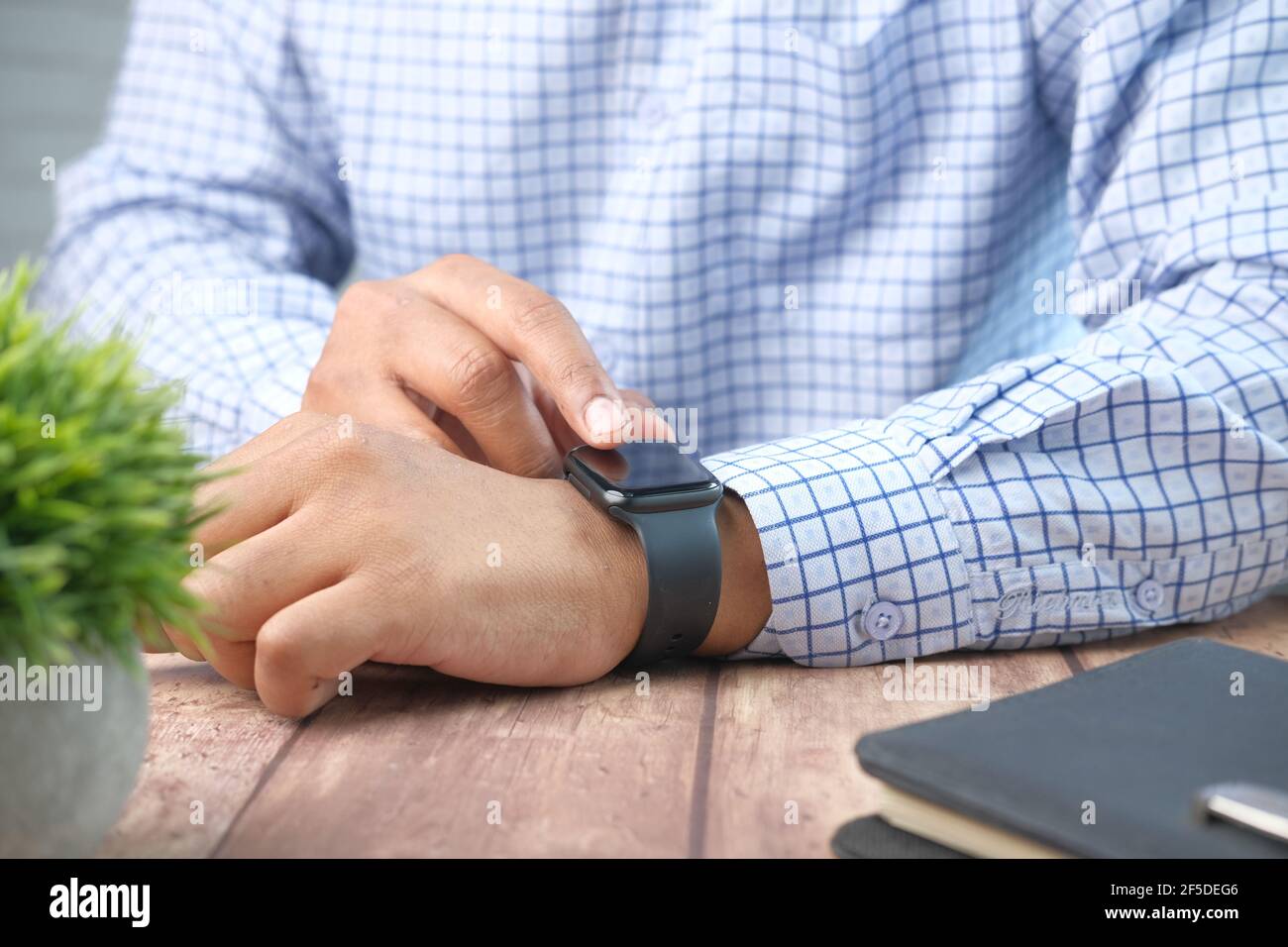 Male hand smart watch hi-res stock photography and images - Alamy