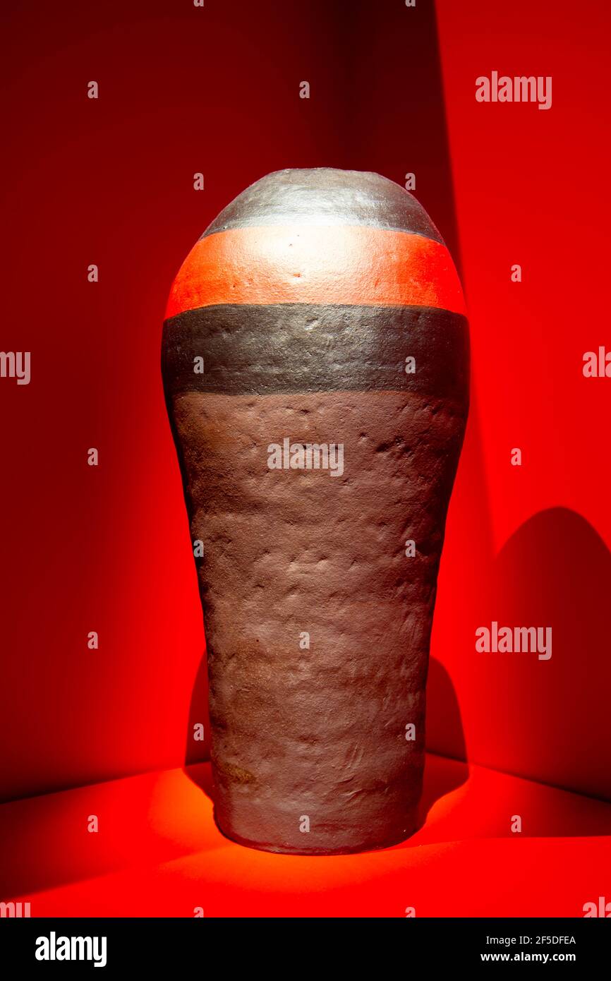 Aboriginal Clay Jar from Australia Stock Photo - Alamy