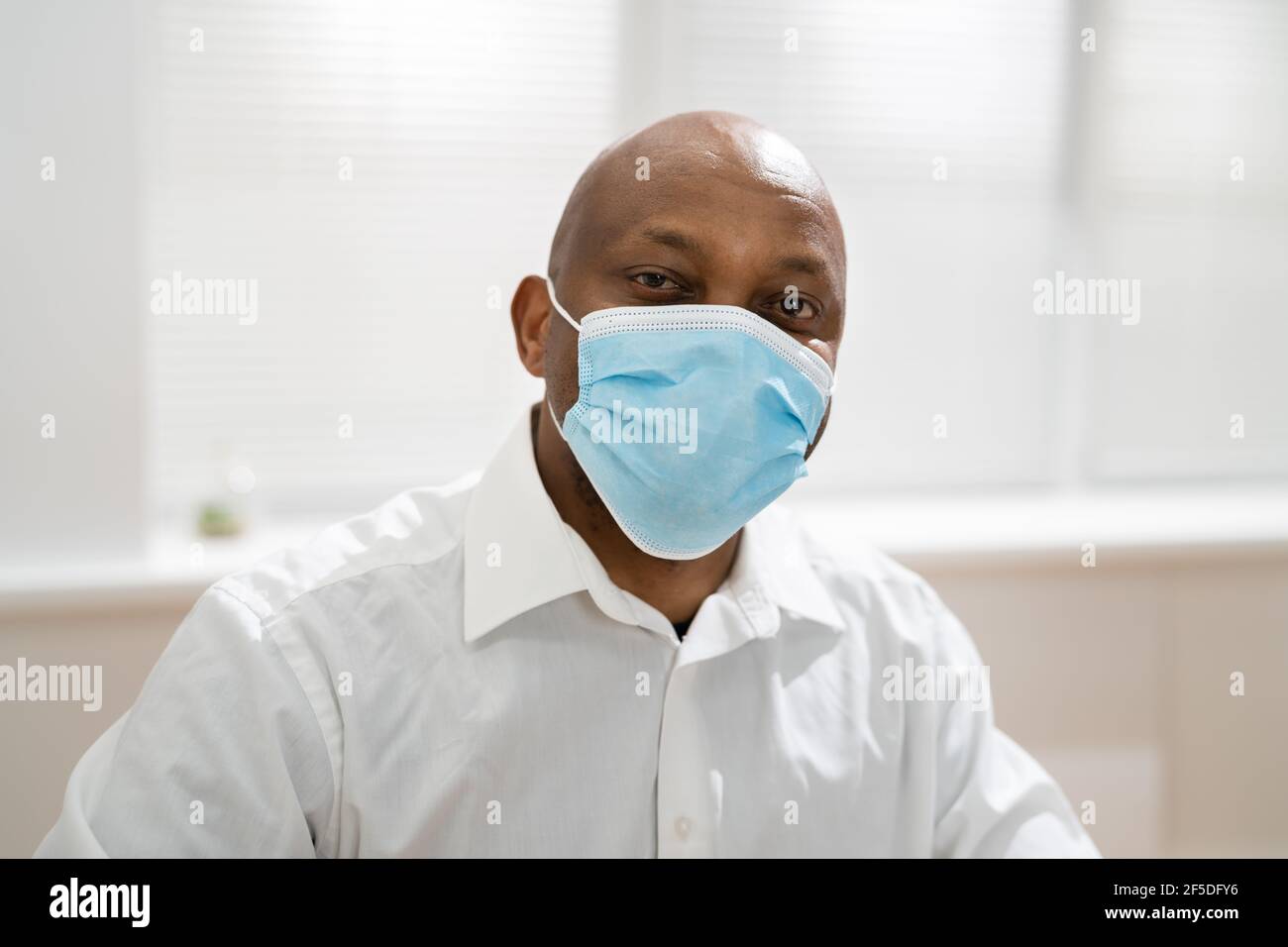 Black man wearing covid face hi-res stock photography and images - Alamy