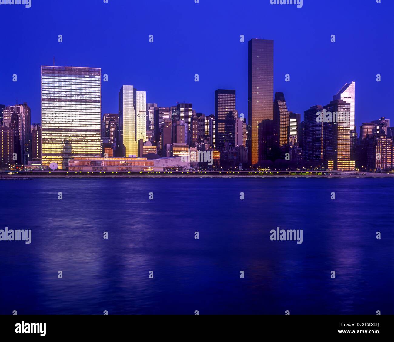 2002 HISTORICAL MIDTOWN SKYLINE EAST RIVER MANHATTAN NEW YORK CITY USA ...