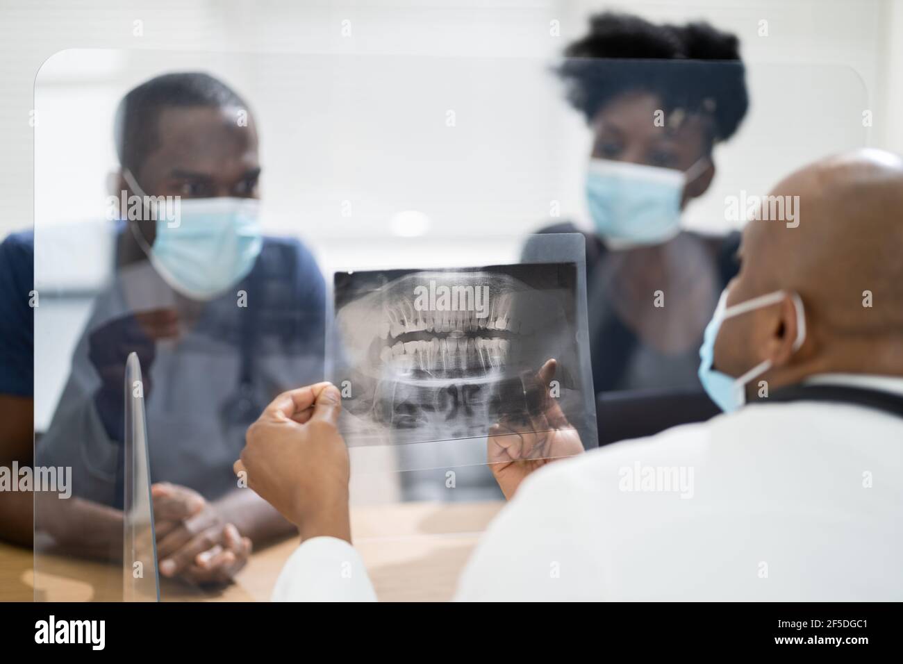 Dentist discussion hi-res stock photography and images - Alamy