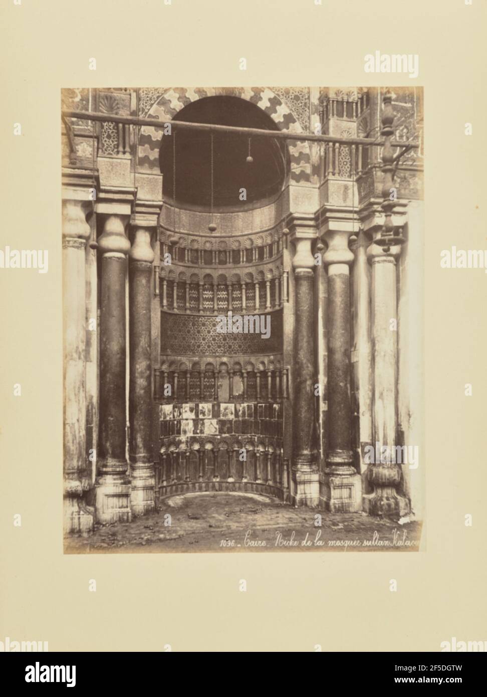 Caire - Niche de la mosquée sultan sic Kalaoun. View of the ornately ...