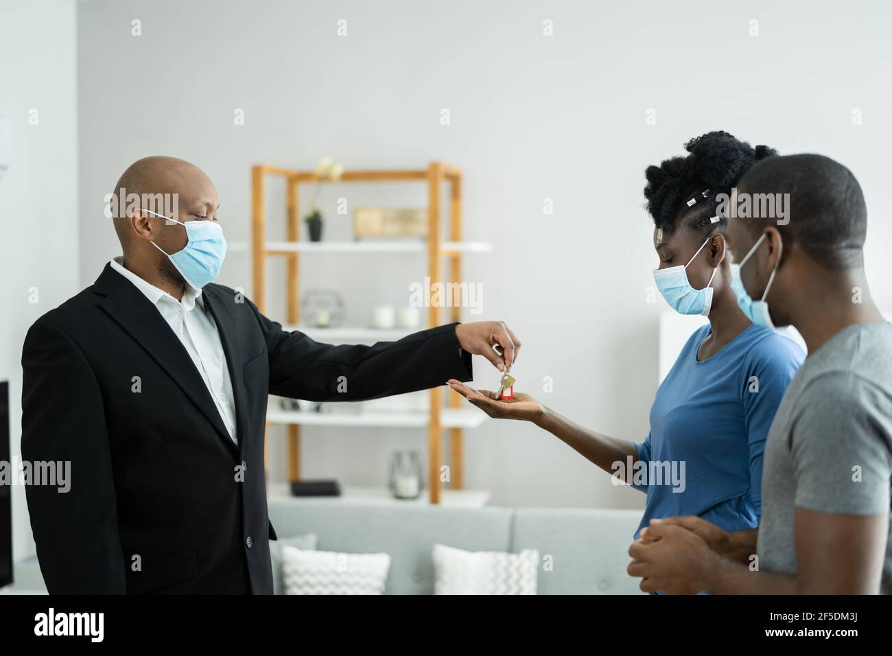 Real estate couple housing hi-res stock photography and images - Alamy
