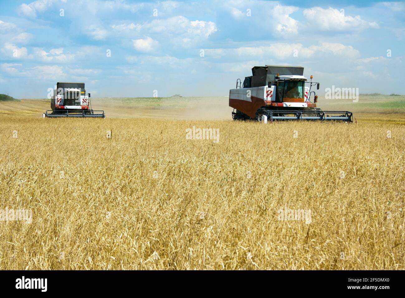 Combines machines hi-res stock photography and images - Alamy