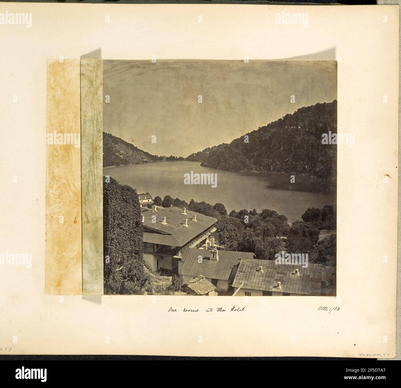 Wooded lake sides hi-res stock photography and images - Alamy