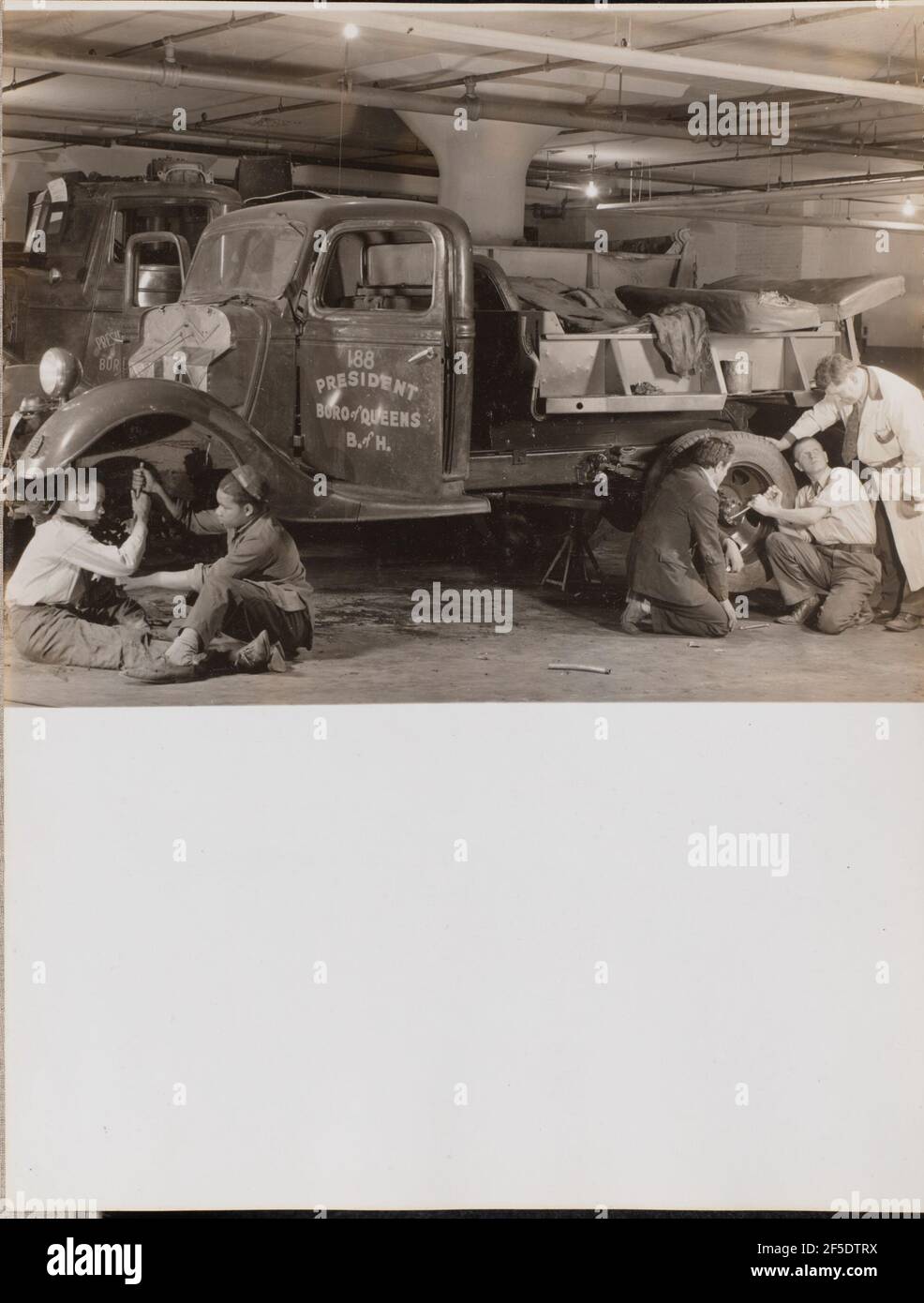 Manual labor 1940s hi-res stock photography and images - Alamy