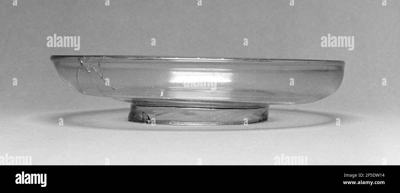 Shallow dish hi-res stock photography and images - Alamy