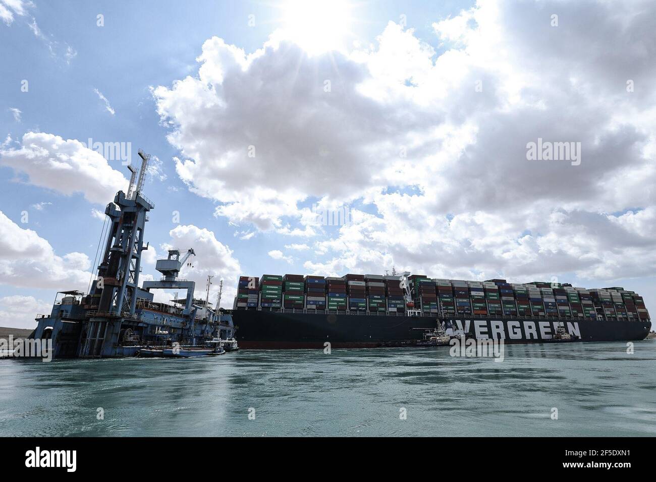 Ever given ship stuck in suez canal hi-res stock photography and images ...
