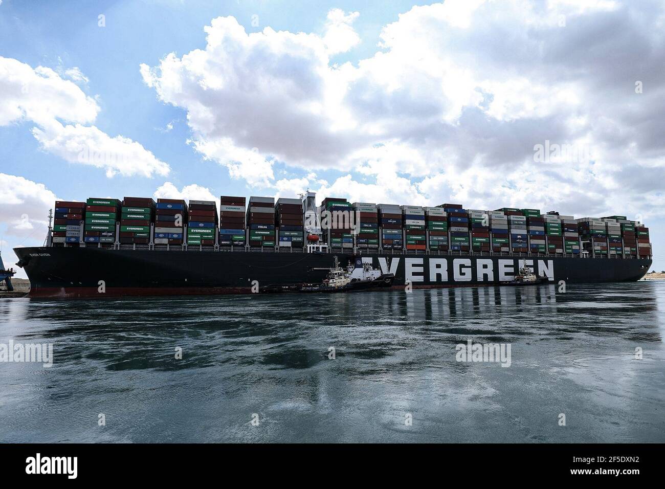 Ever given suez canal stuck hi-res stock photography and images - Alamy