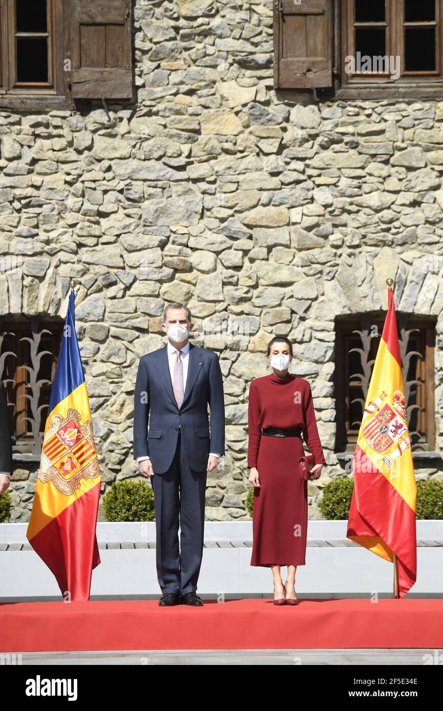 Queen Letizia and King Felipe pose for a family photo with the ...