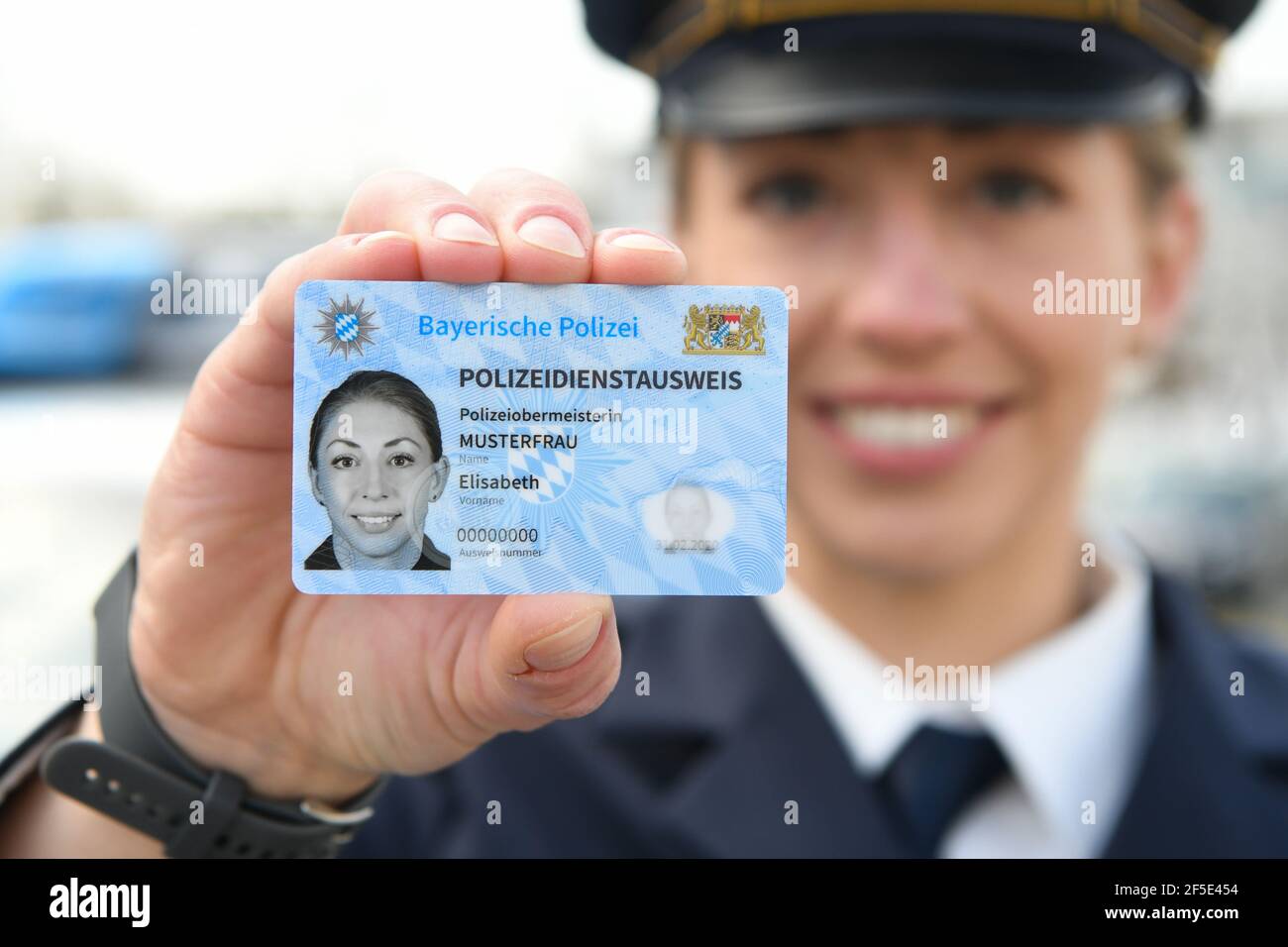 26 March 2021, Bavaria, Roding: A police officer shows a sample of the ...