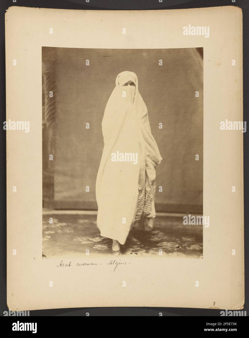 Wearing white robes hi-res stock photography and images - Alamy